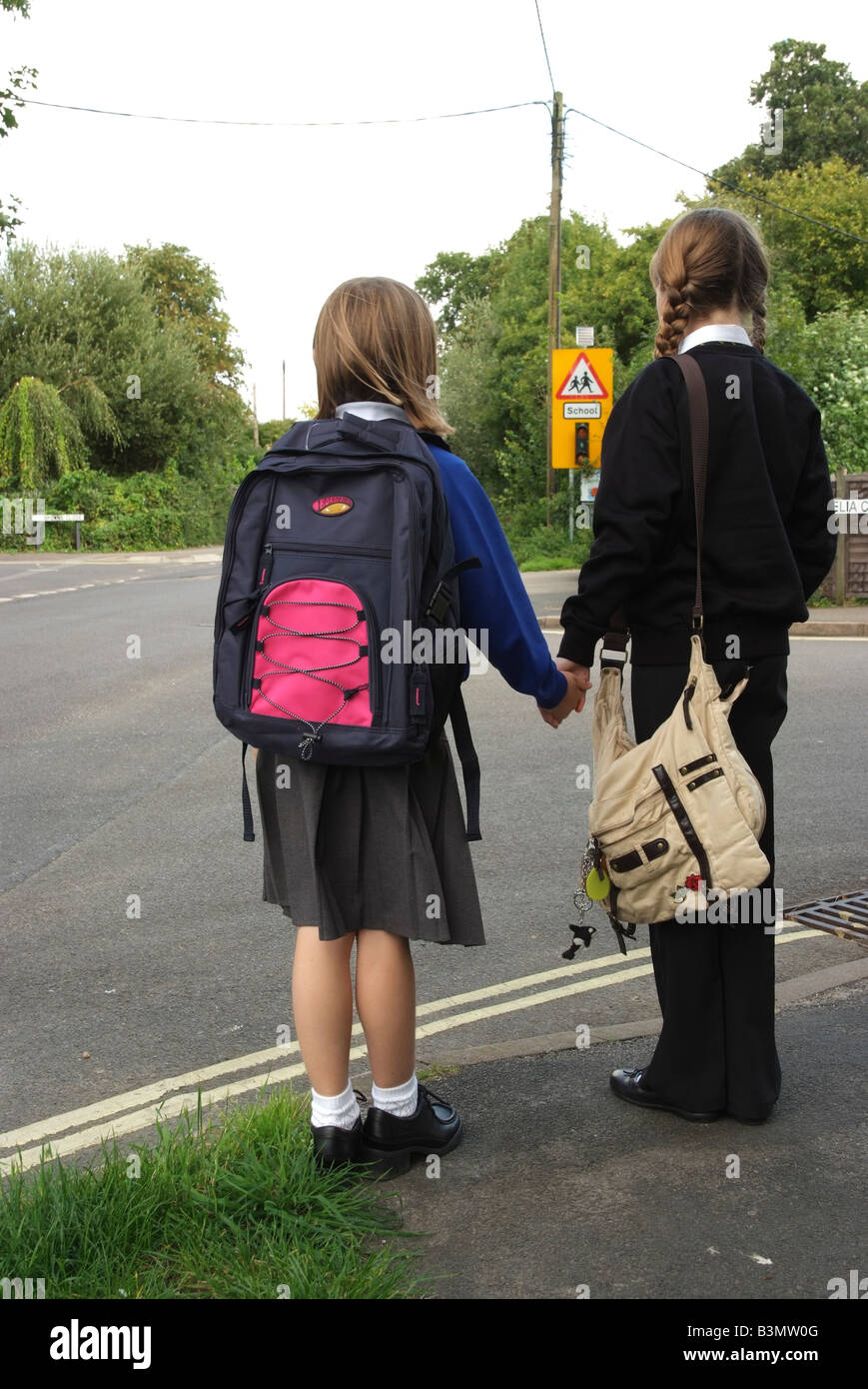 Warte, um zu kreuzen -Fotos und -Bildmaterial in hoher Auflösung – Alamy