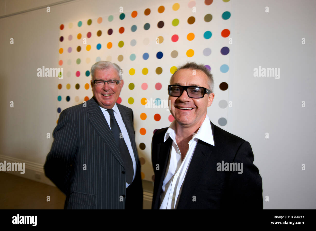 Künstlers Damien Hirst mit seinem Geschäftsführer Frank Dunphy mit ...