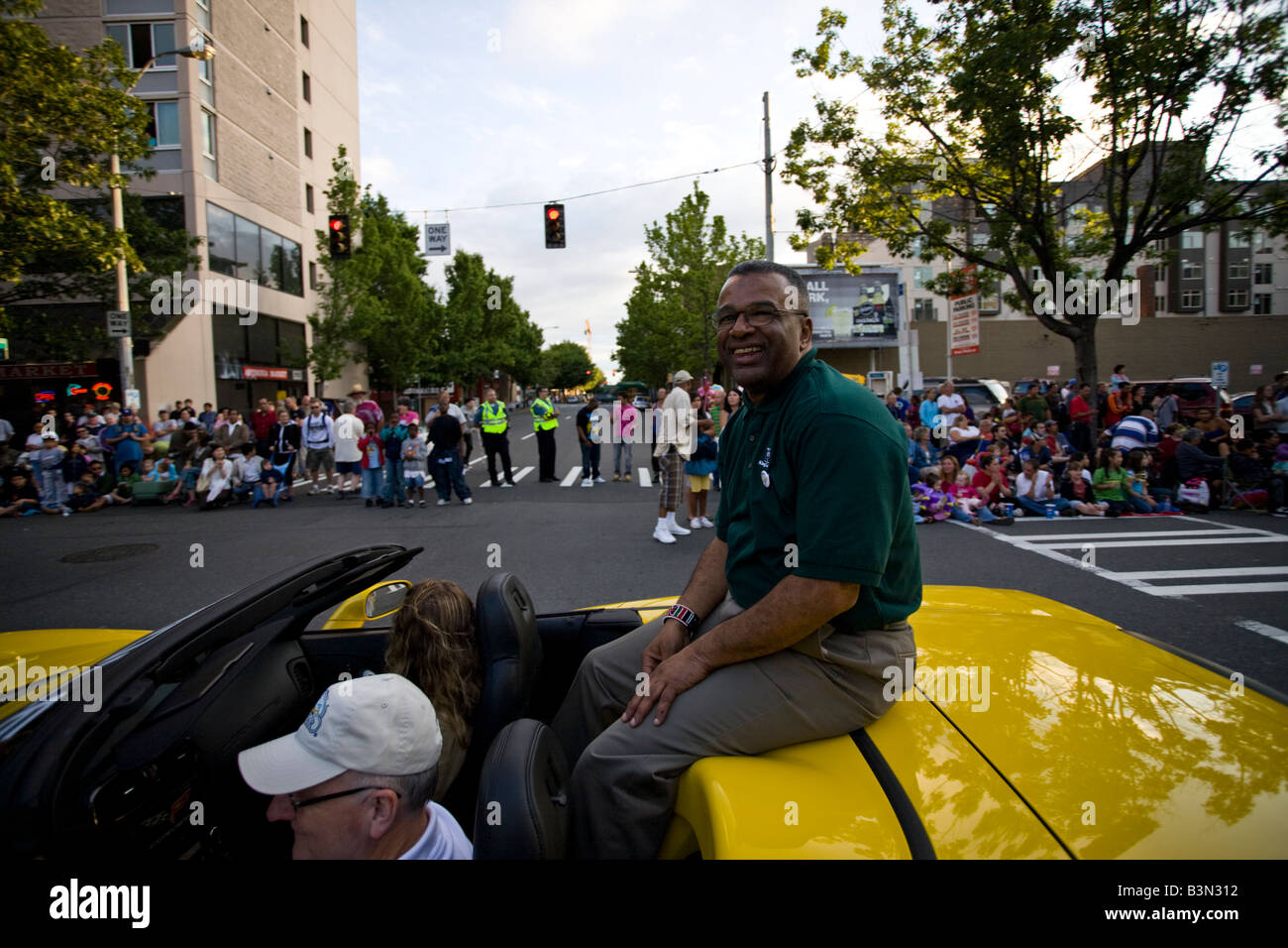 King County Executive Ron Sims begrüßt das Publikum bei der 4th Avenue ...