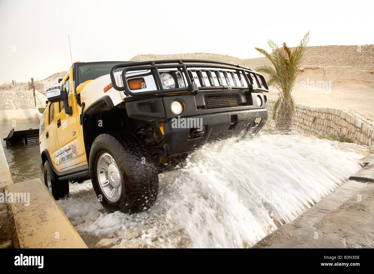 Gelben Hummer steigt aus dem Wasserhindernis eine der Off-Road-Parcours ...