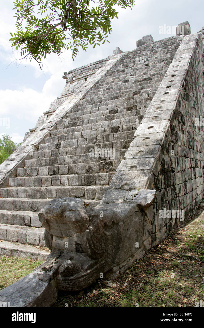 Das Beinhaus oder Grab des Hohenpriesters Chichen Itza archäologische ...