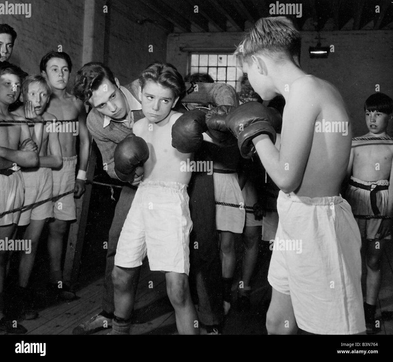 Junge mit club -Fotos und -Bildmaterial in hoher Auflösung – Alamy