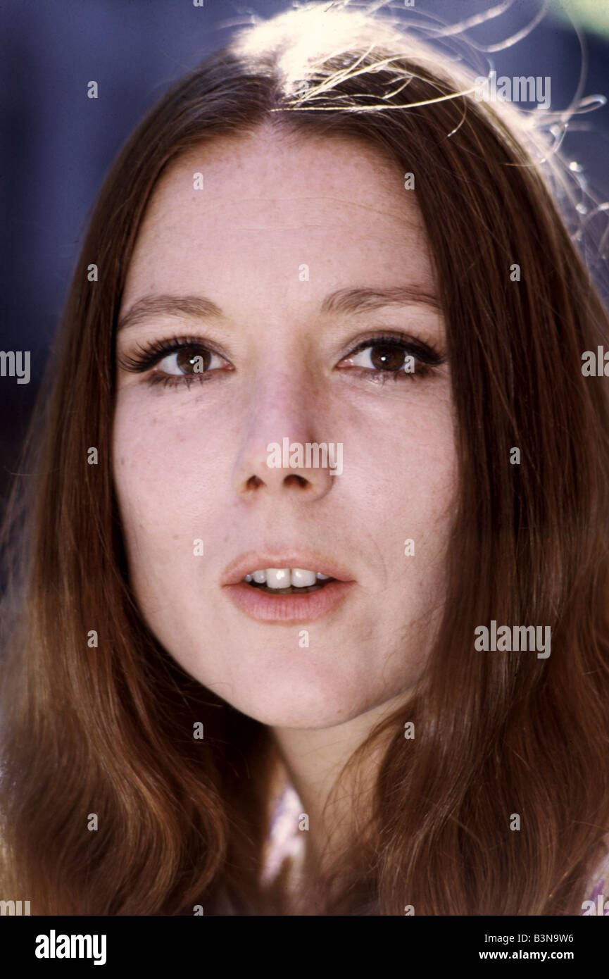 DIANA RIGG (1938-2020) britische Schauspielerin um 1975 Stockfotografie ...