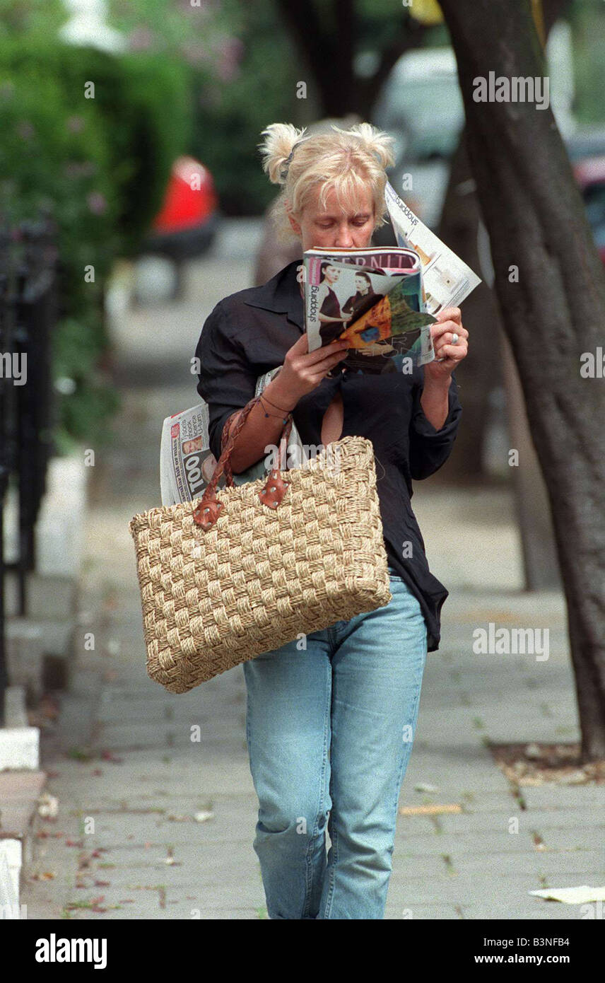 Paula Yates TV-Moderatorin August 1998 auf der Straße lesen eine ...
