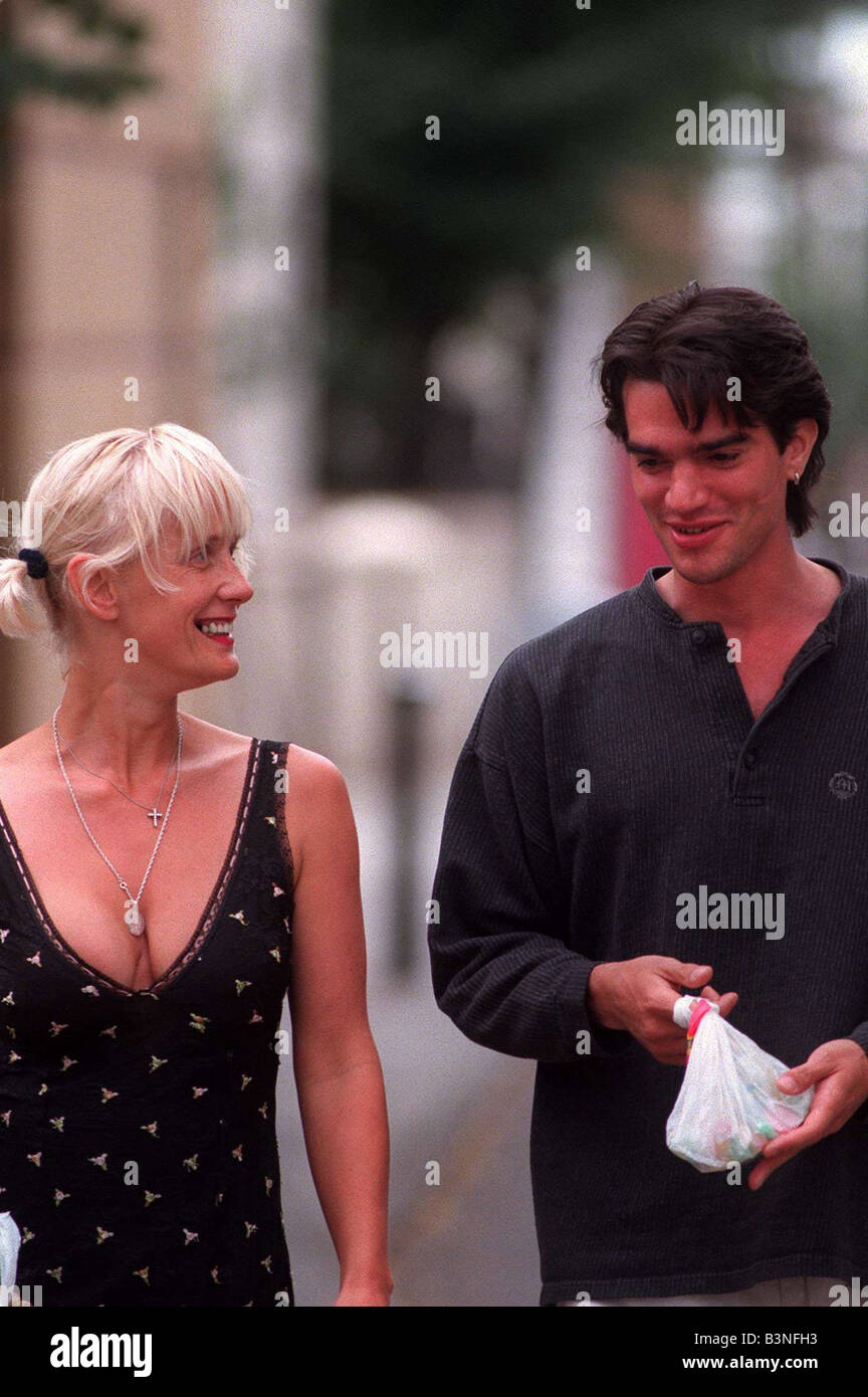 Paula Yates TV-Moderatorin Oktober 1998 Walkng Straße mit ihrem neuen ...