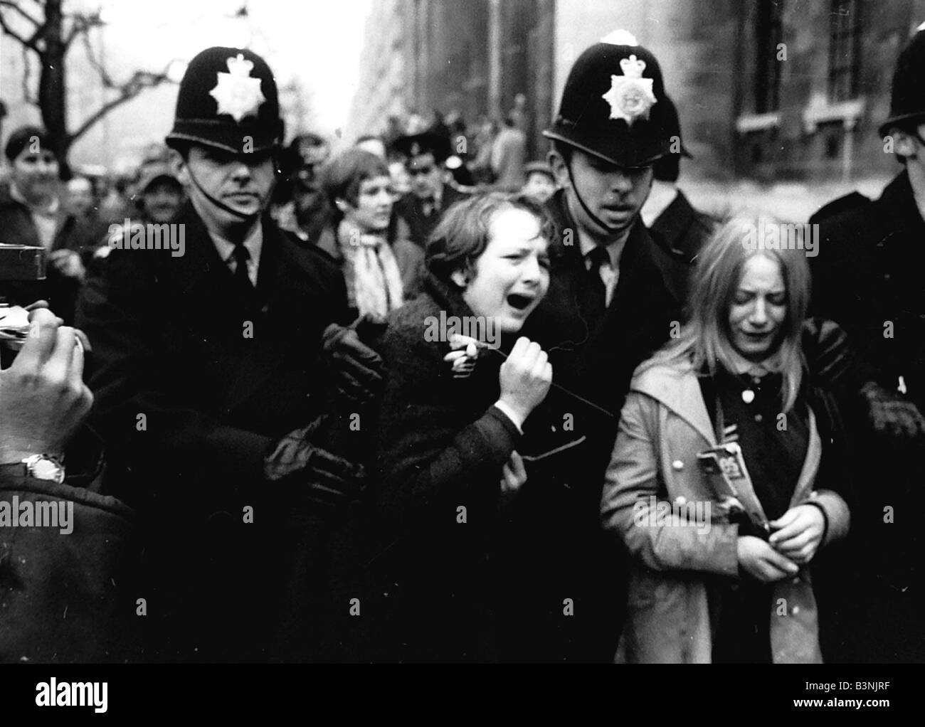 Beatles fans crying -Fotos und -Bildmaterial in hoher Auflösung – Alamy