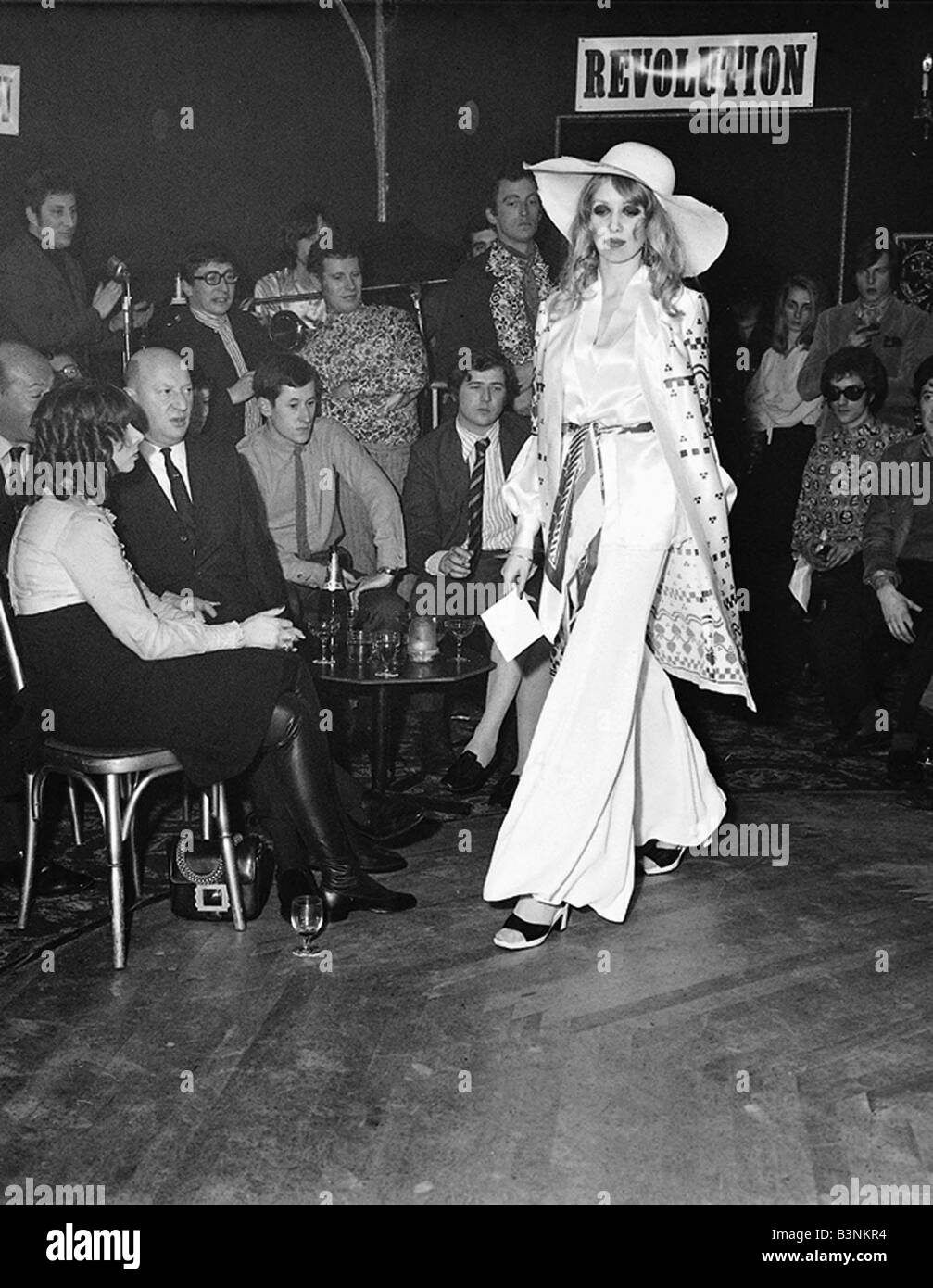 Beatles-Dateien 1968 Patti Boyd Modelle am Quorum Fashion show statt ...