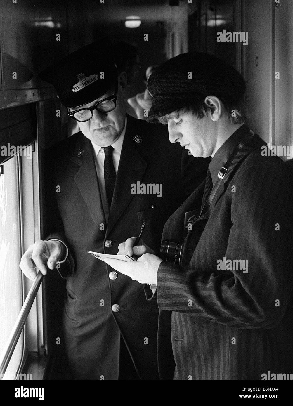 Die Beatles Februar 1964 Schlagzeuger Ringo Starr Unterzeichnung ein ...