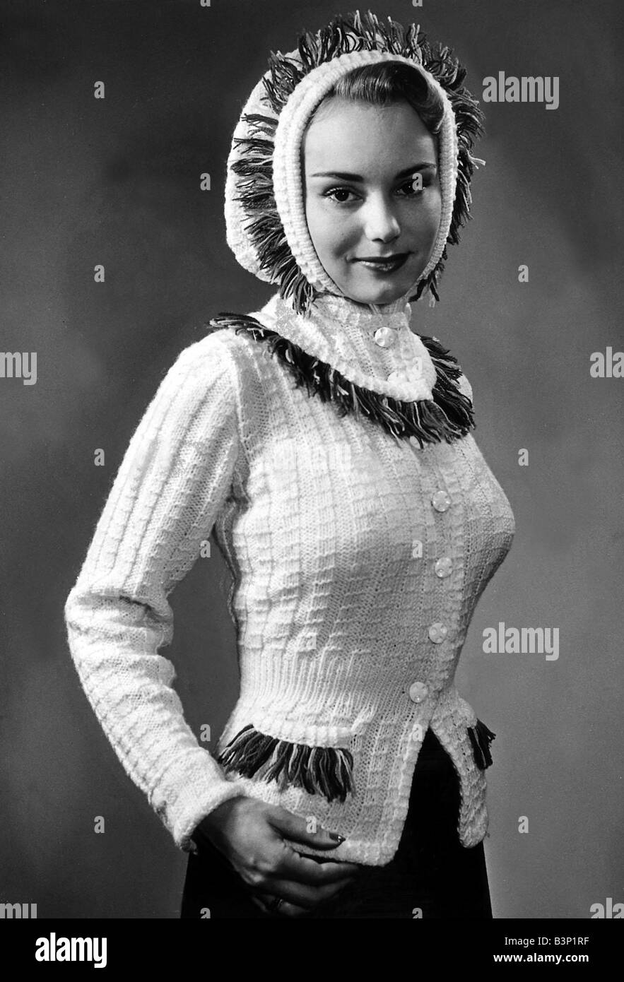 Mode Dezember 1950 Modell aus den 1950er Jahren einer angepassten Creme ...