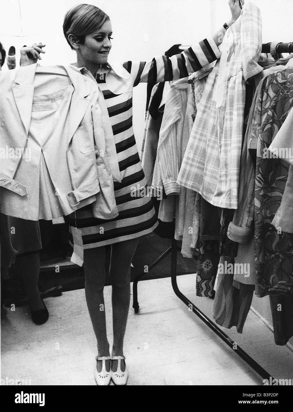 Twiggy stil Schwarzweiß-Stockfotos und -bilder - Alamy