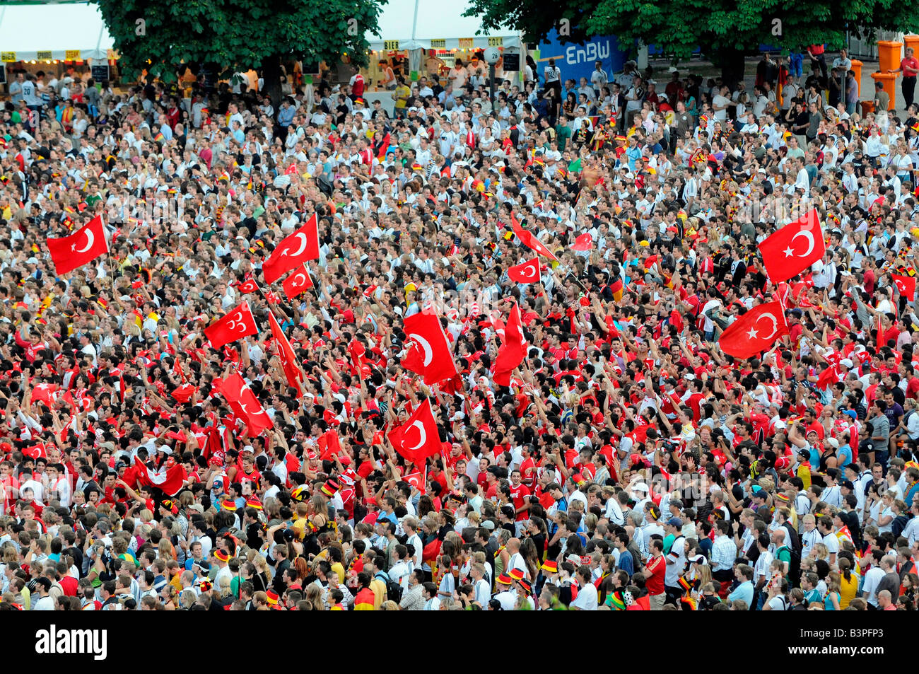 Turkish football fans -Fotos und -Bildmaterial in hoher Auflösung – Alamy