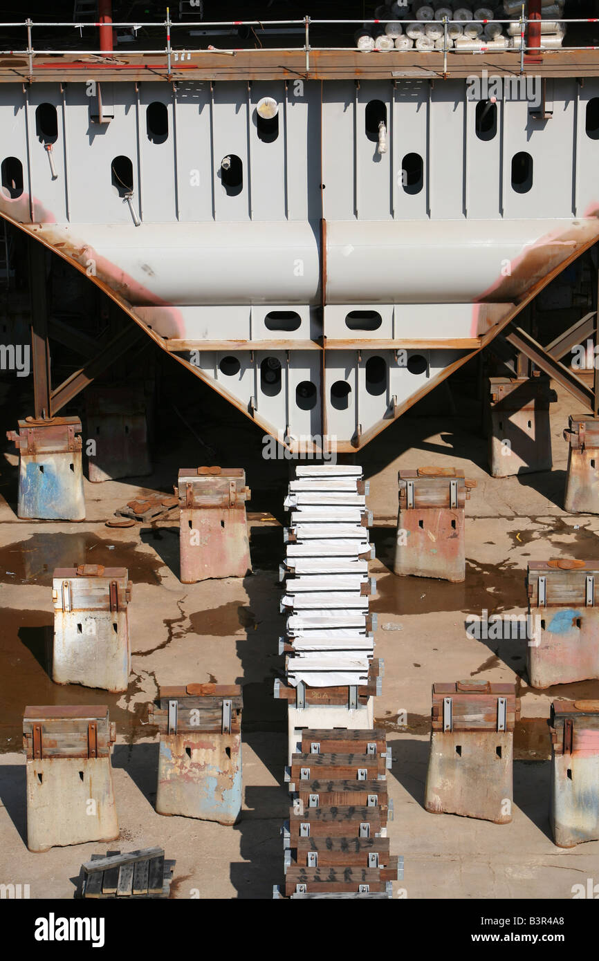 Kiel-Abschnitt der Oasis of the Seas auf Blöcke im Trockendock in Aker ...