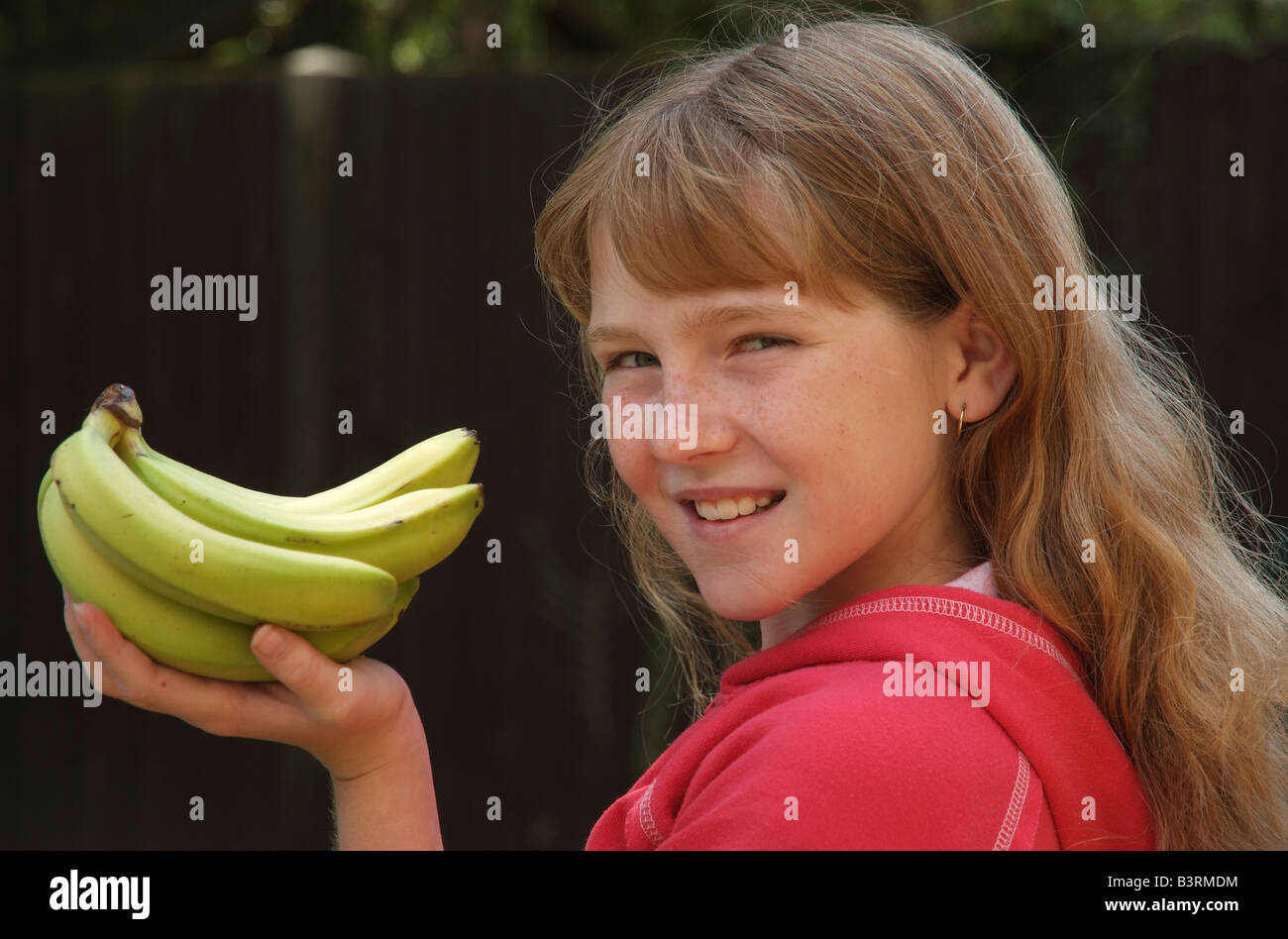 Junge bananen finger -Fotos und -Bildmaterial in hoher Auflösung – Alamy