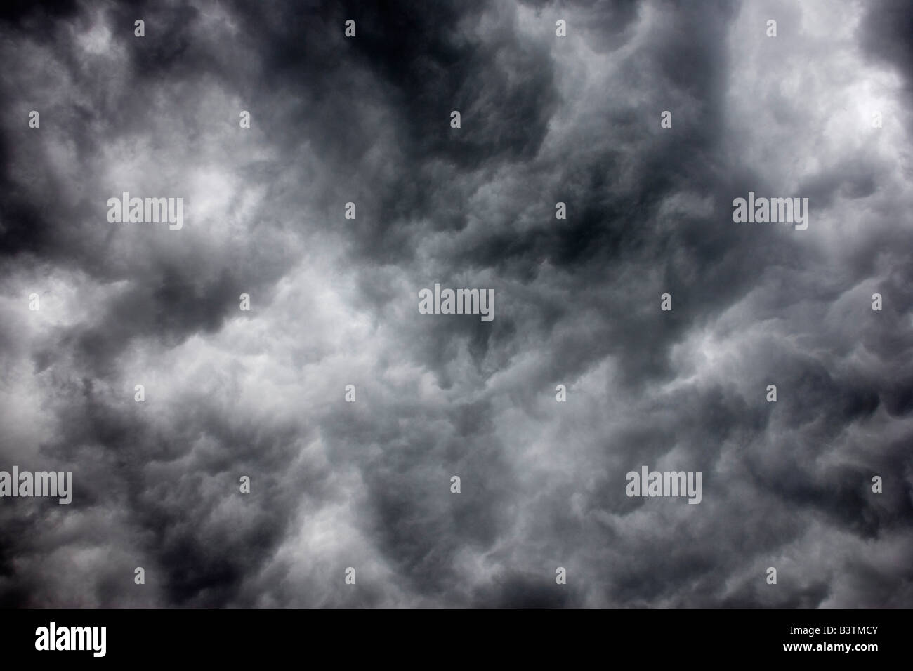 Dunkle wolken wolke -Fotos und -Bildmaterial in hoher Auflösung – Alamy