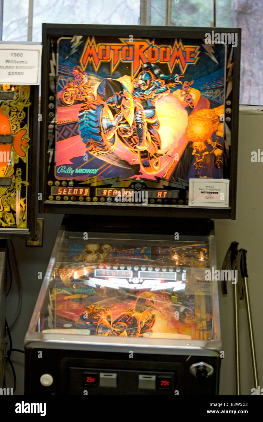 Flipper spielen -Fotos und -Bildmaterial in hoher Auflösung – Alamy