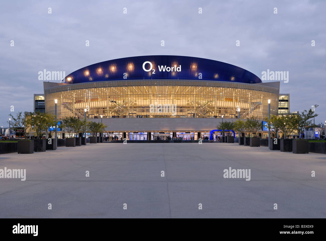 Berlin world arena in berlin friedrichshain -Fotos und -Bildmaterial in ...