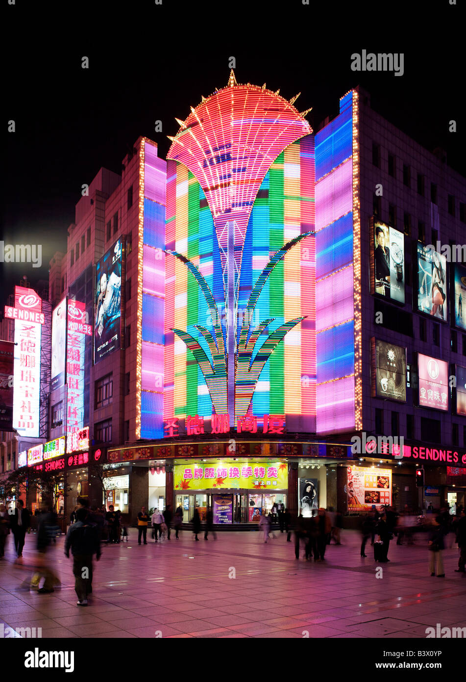 China shanghai neon lights on -Fotos und -Bildmaterial in hoher ...