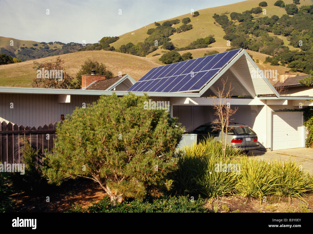 Solaranlage auf dem dach -Fotos und -Bildmaterial in hoher Auflösung ...