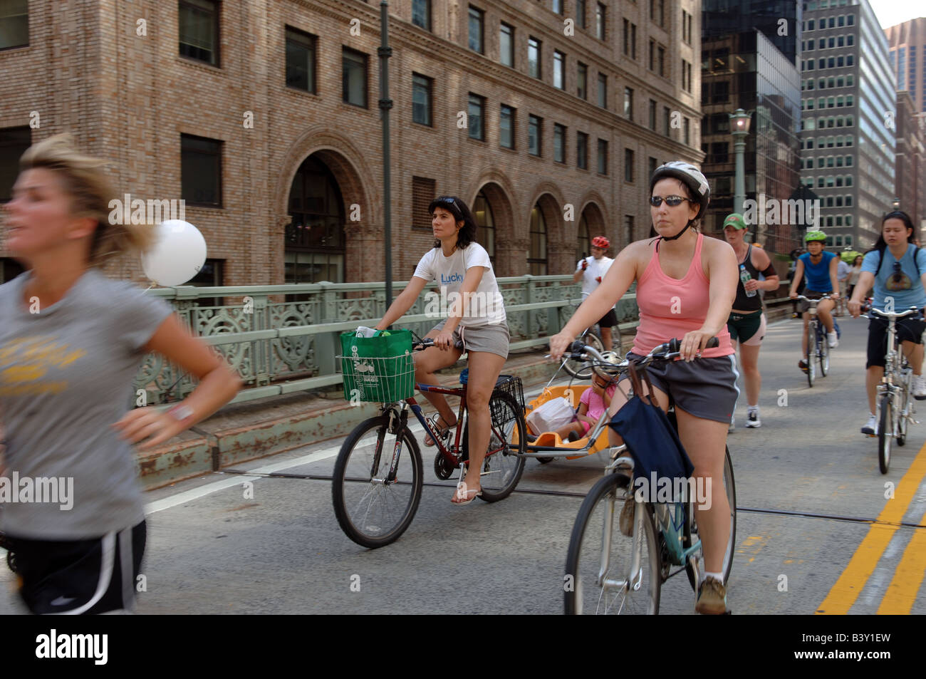 Fahrräder und Fußgänger ergreifen, um die Straßen für die New York Summer Streets-Veranstaltung ...