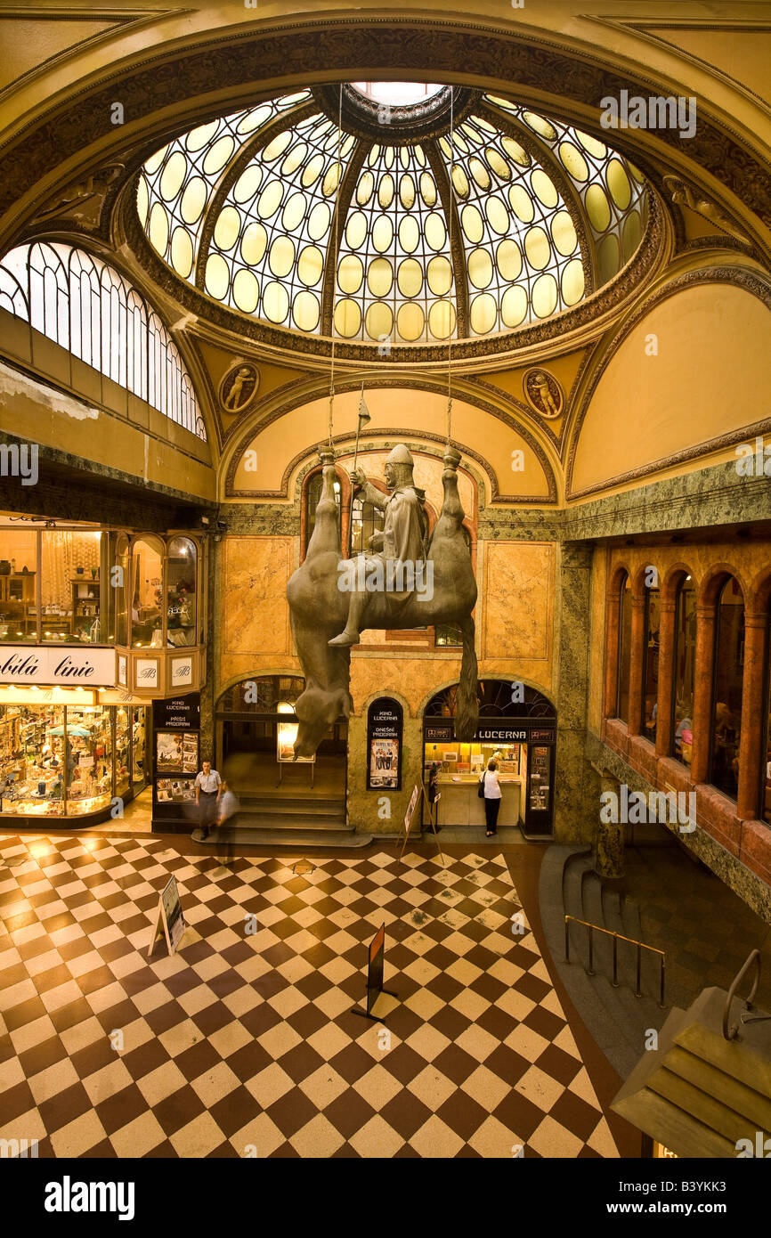 Die Skulptur Pferd in der Einkaufspassage "Lucerna" in Prag ...