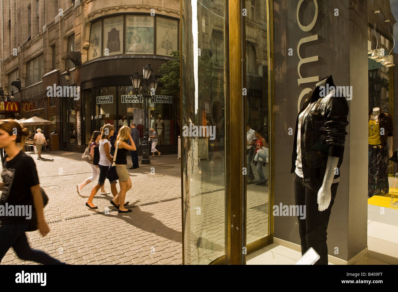 Vaci Utca Street Budapest Stockfotos & Vaci Utca Street Budapest Bilder ...