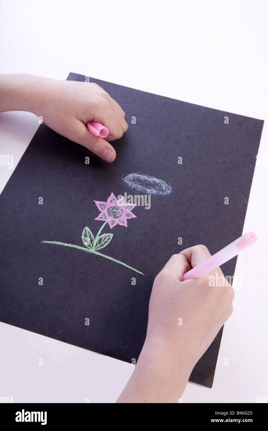 Kind, zeichnen ein Bild einer Blume isoliert auf weiss Stockfotografie ...