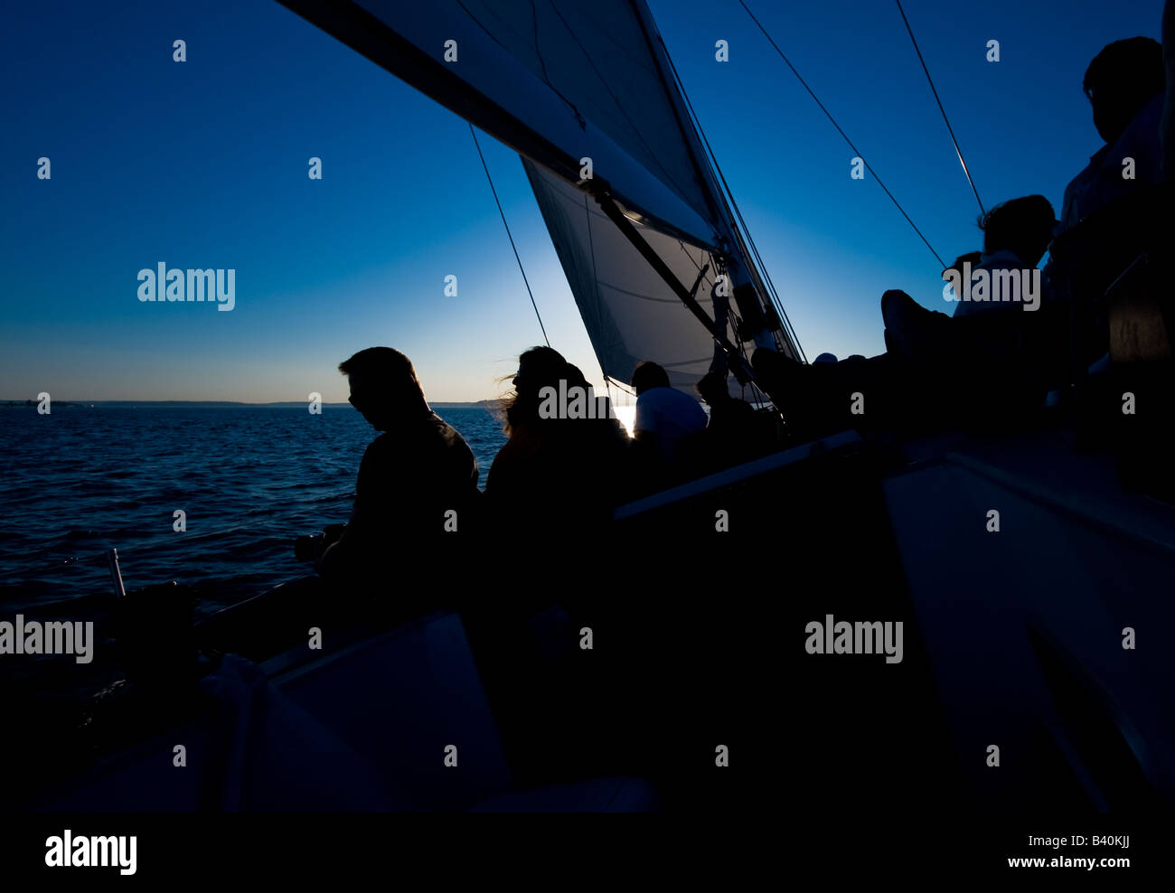 Segelboot silhouette -Fotos und -Bildmaterial in hoher Auflösung – Alamy