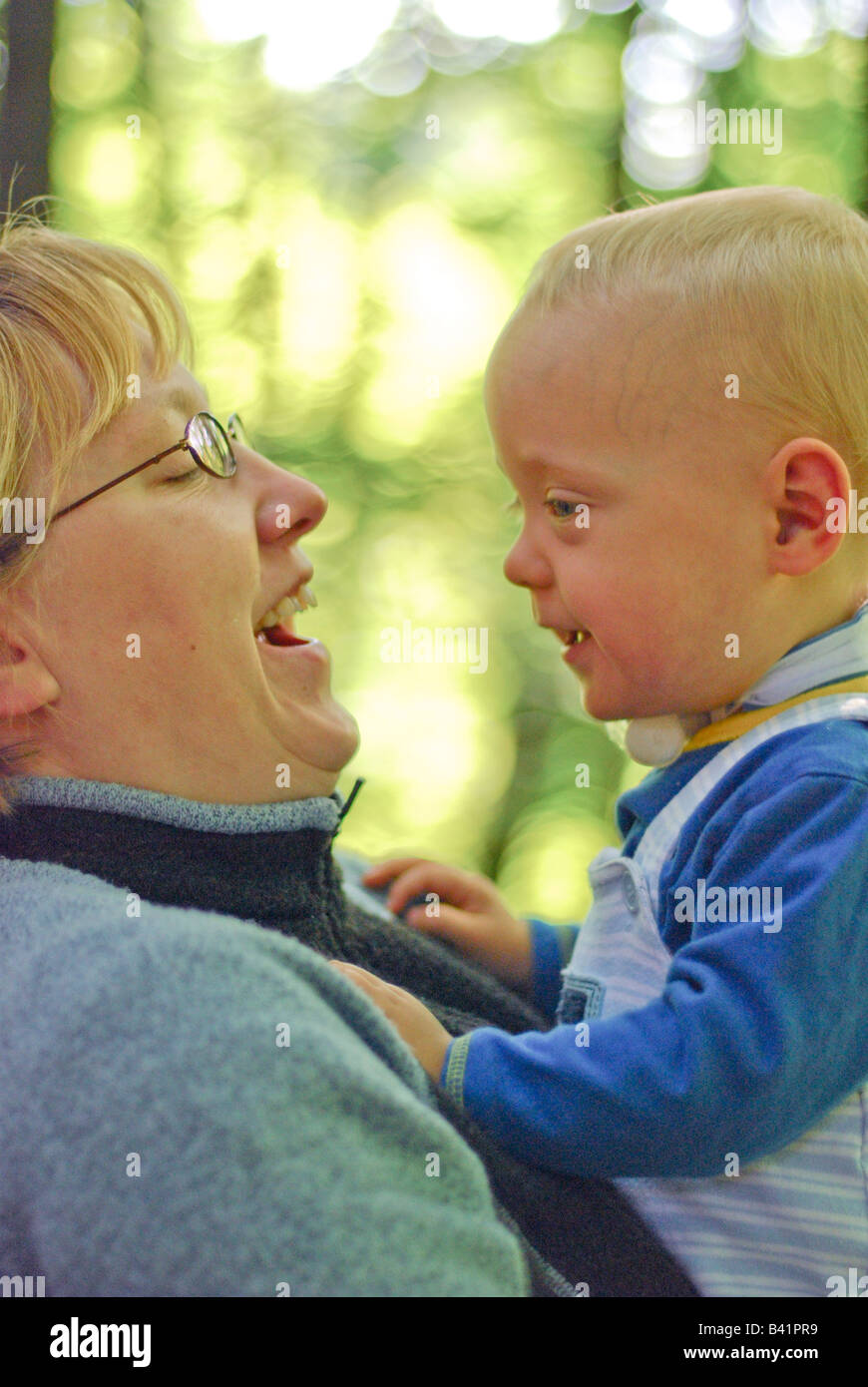 Mutter und Sohn Spaß Kleinkind hat ein Tracheostoma Stockfotografie - Alamy