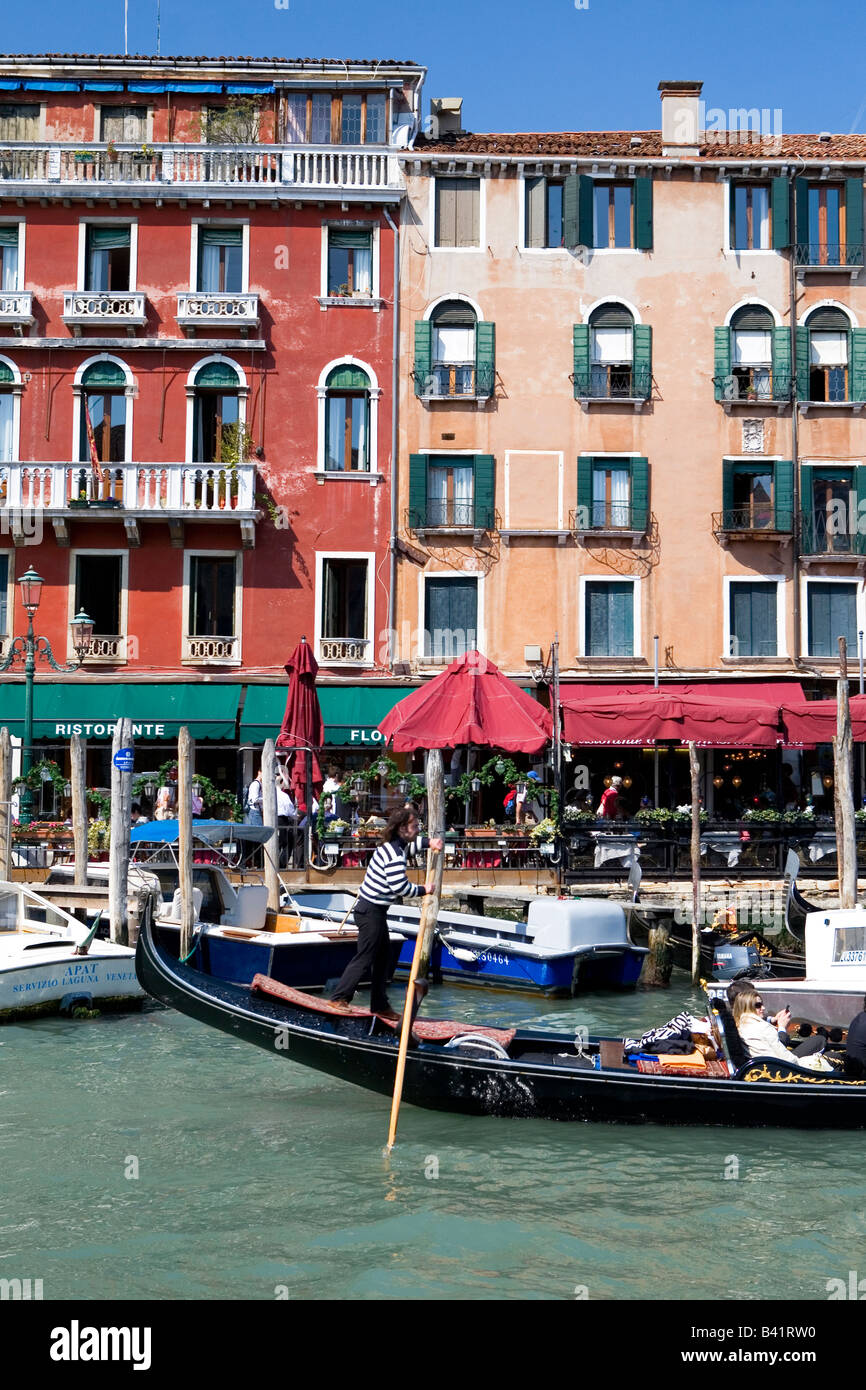 Gondoliere nimmt Passagiere in seinem Gondala auf dem Canal Grande ...
