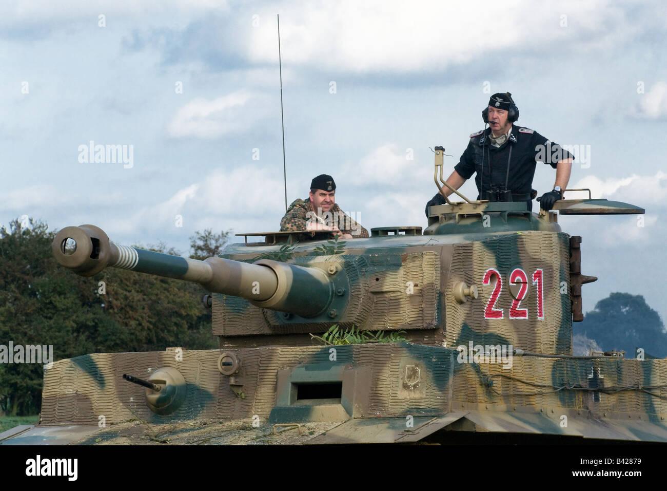 Deutschen Tiger-Panzer des zweiten Weltkriegs kreuzt ein Feld der ...