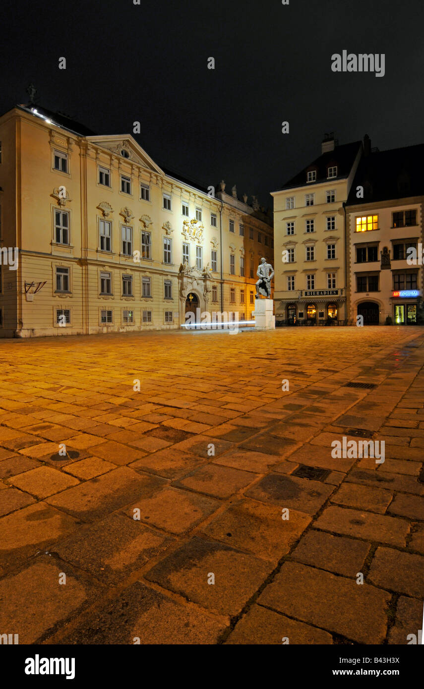 Die herrlichen Judenplatz in der Nacht, mit der Statue des berühmten ...