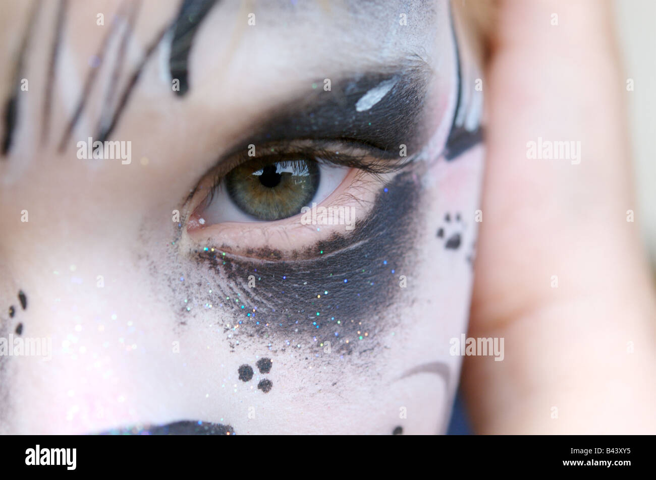 Gemaltes kind -Fotos und -Bildmaterial in hoher Auflösung – Alamy