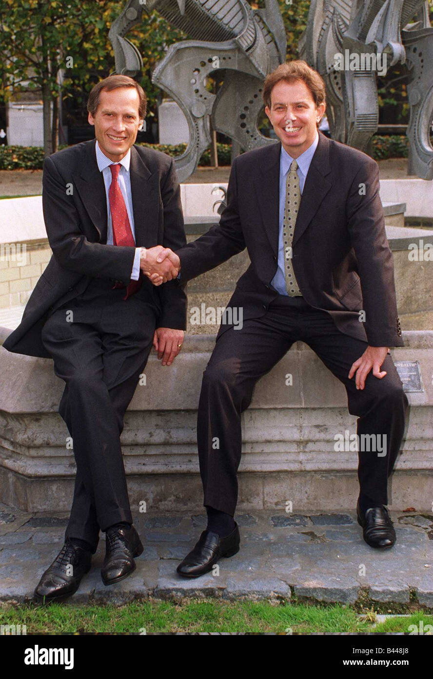 Tony Blair schüttelt Hände mit neuen MP Tony Howarth sitzen an einem ...