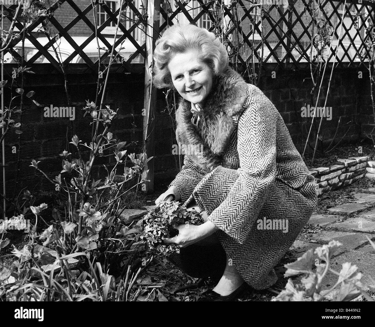 Margaret Thatcher Februar 1975 in den Vorgarten ihrer Heimat London ...