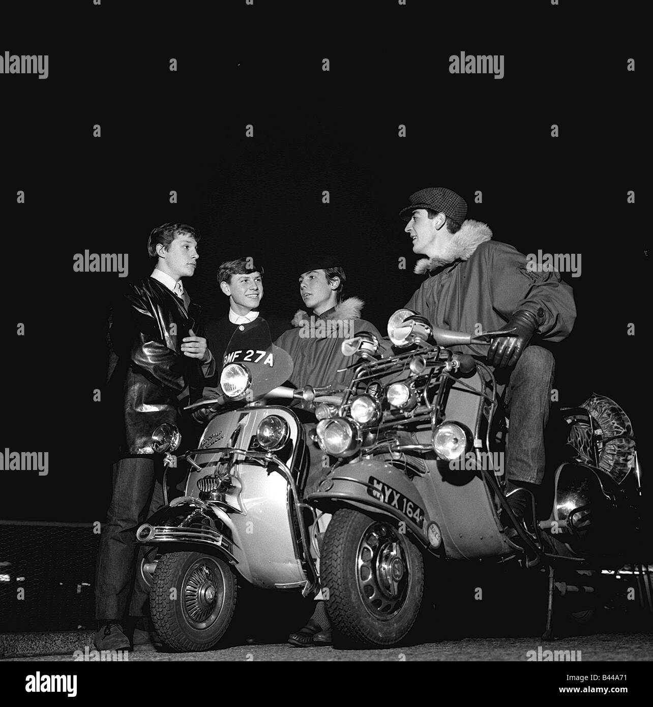 Jugend-Kultur-Mods und Rocker Oktober 1963 zwei Mods sitzen auf ihren ...