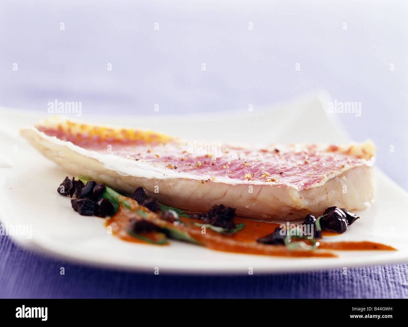 Meerbarben Filet À la niçoise Stockfotografie - Alamy