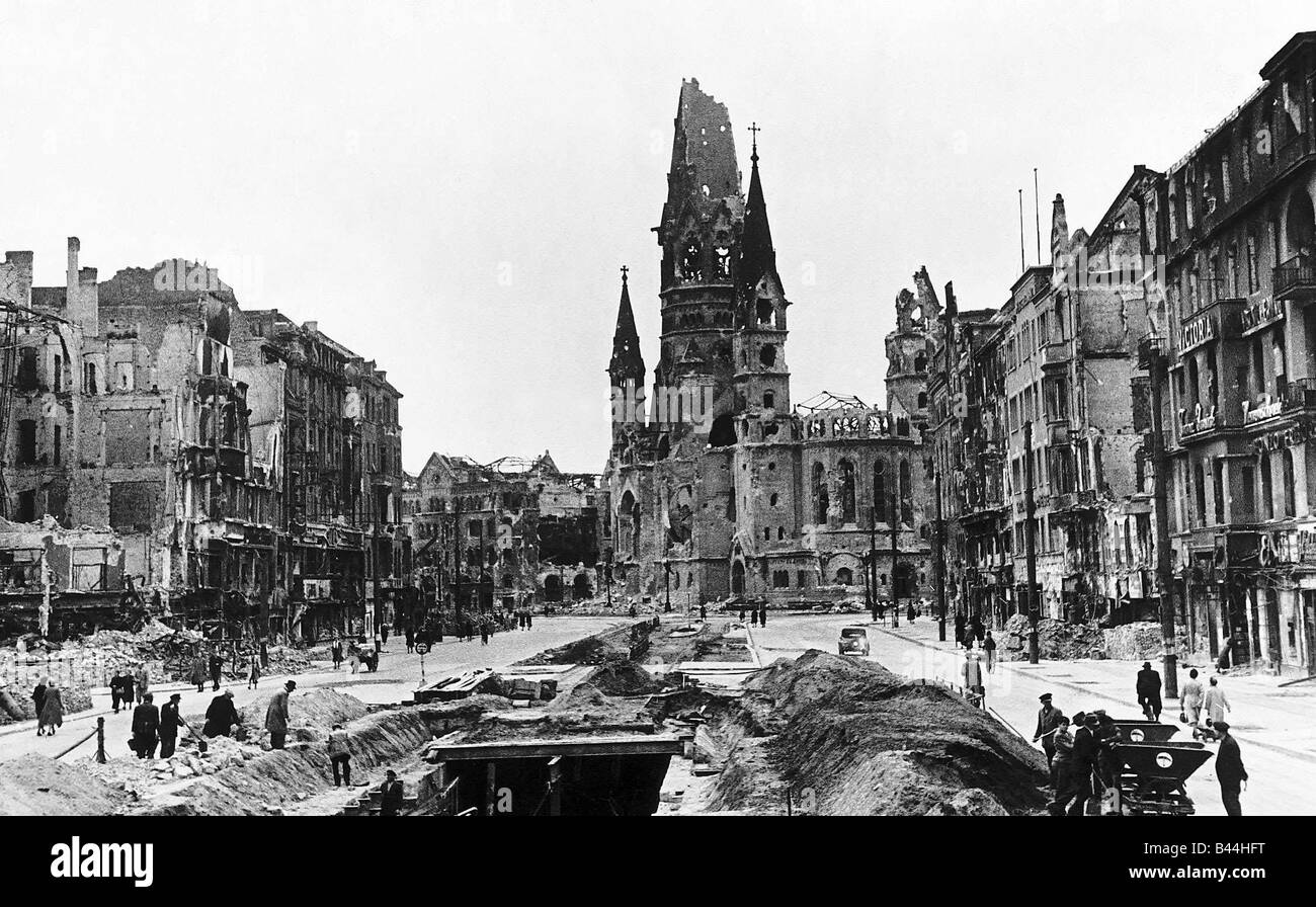 Die Kaiser-Kirche und den umliegenden Gebäuden in Berlin Deutschland ...