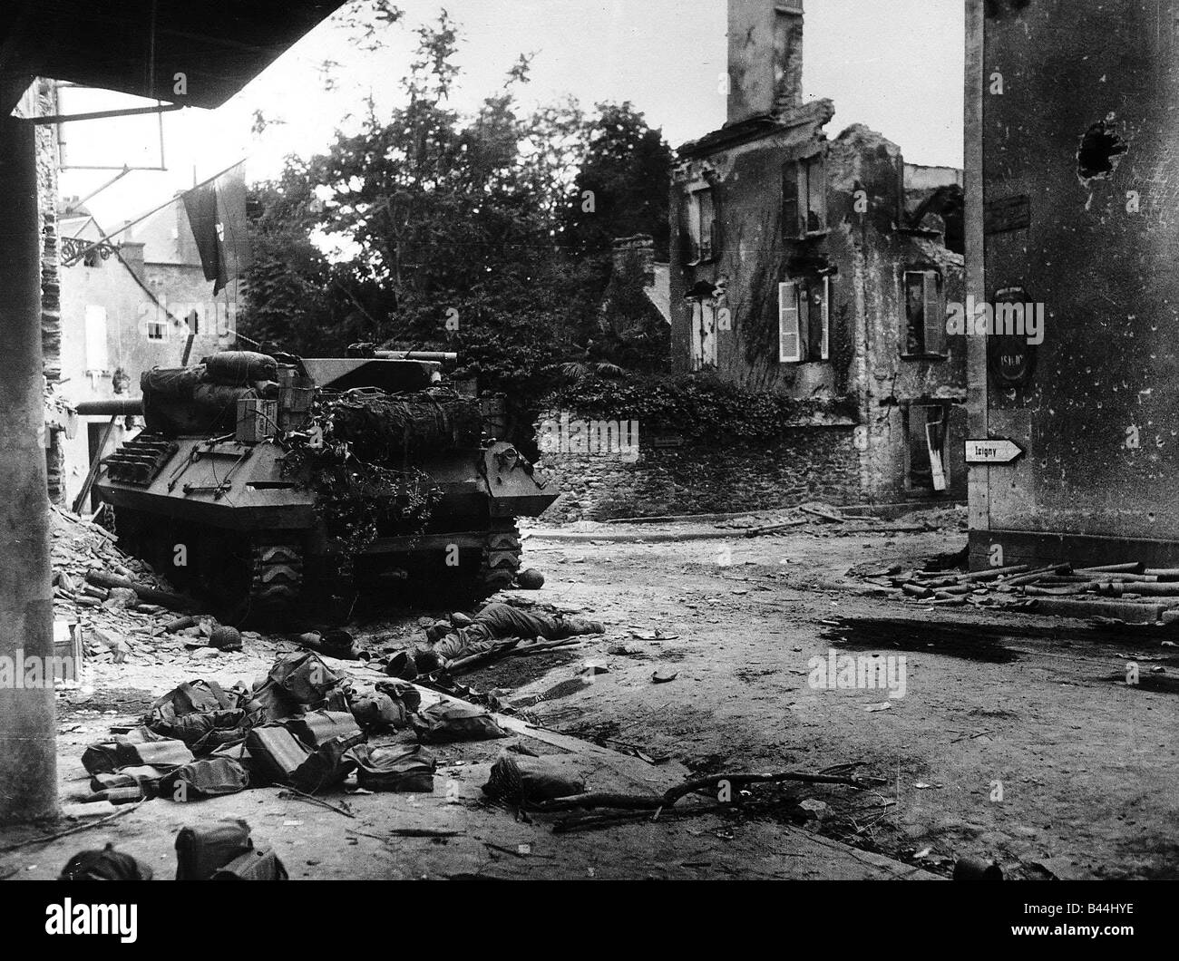 Amerikanischer Panzer und Toten US-Soldaten nach der Schlacht um St. Lo ...