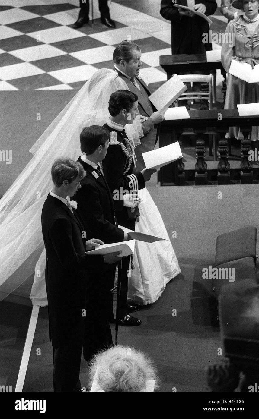 Prinz Charles und Lady Diana stehen auf dem Altar in der St. Pauls Kathedrale mit Diana s Vater ...