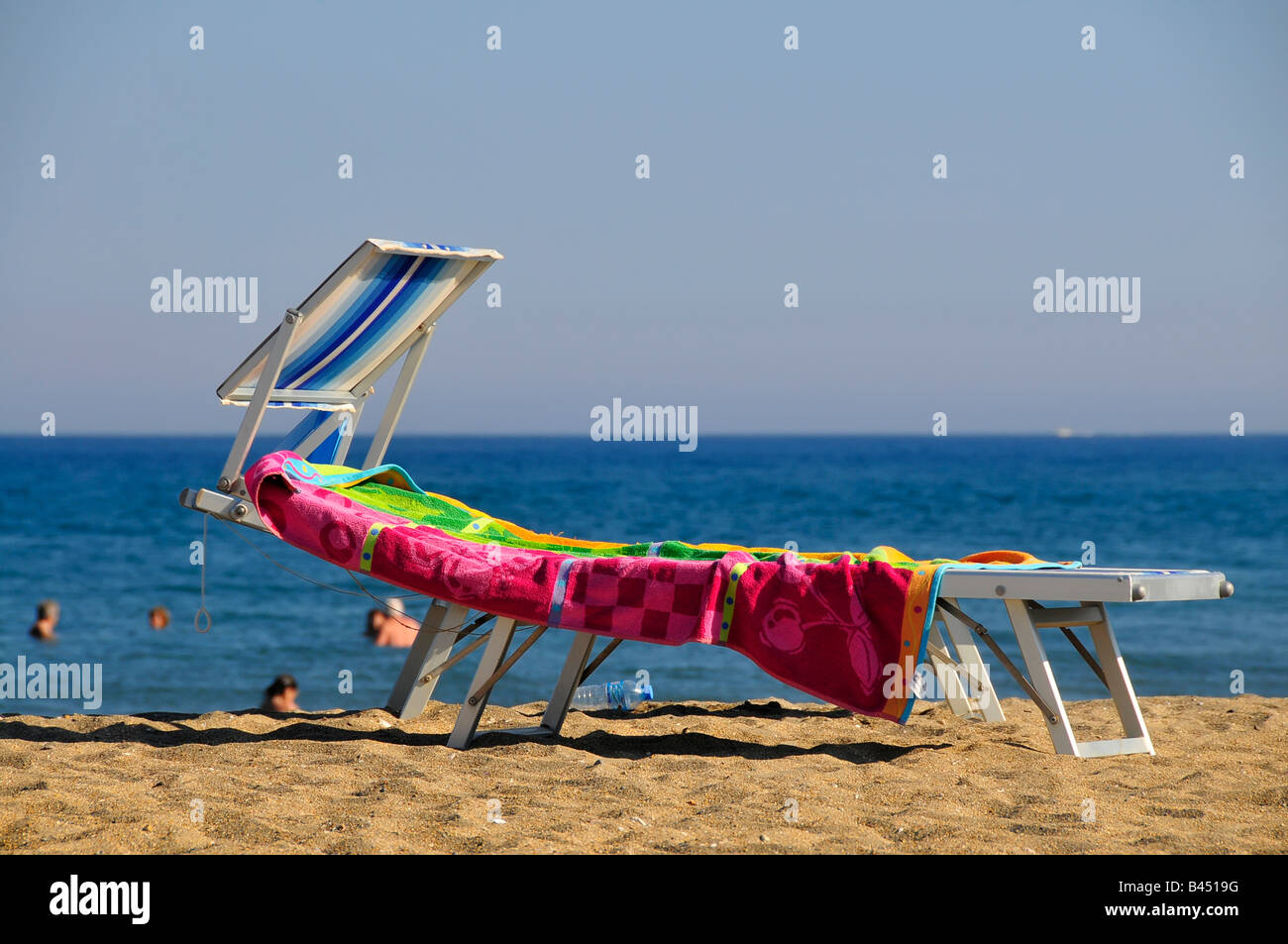Liege am Strand mit farbigen Tüchern Stockfotografie - Alamy