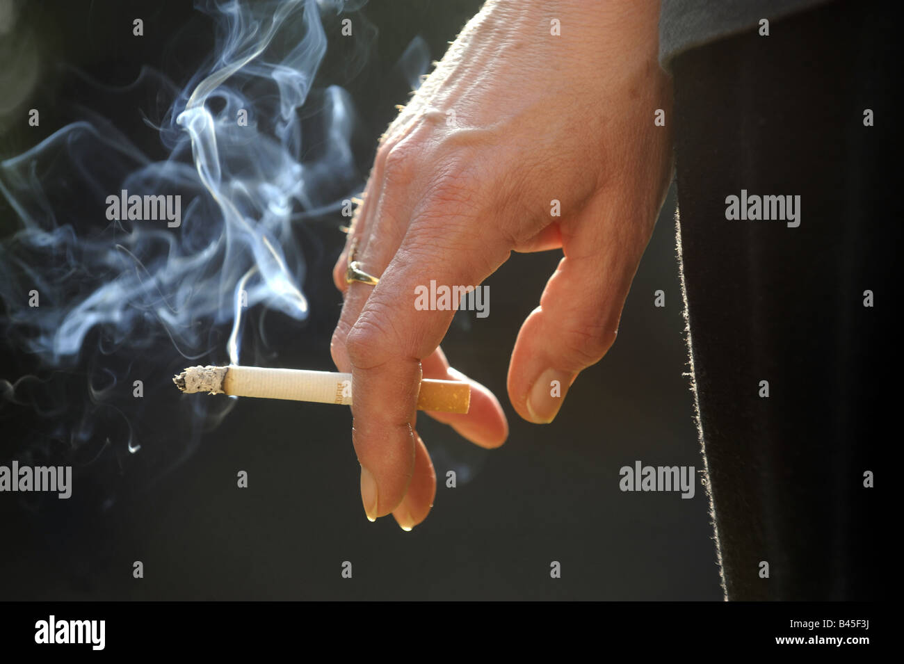 Frau raucht zigarette -Fotos und -Bildmaterial in hoher Auflösung – Alamy