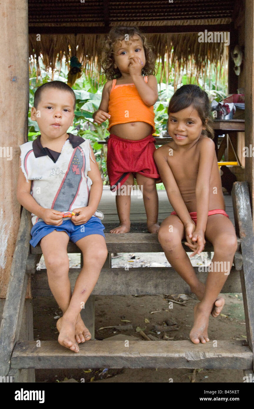 Drei brasilianische Kinder Leben in einem Dorf am Fluss Madeira ...