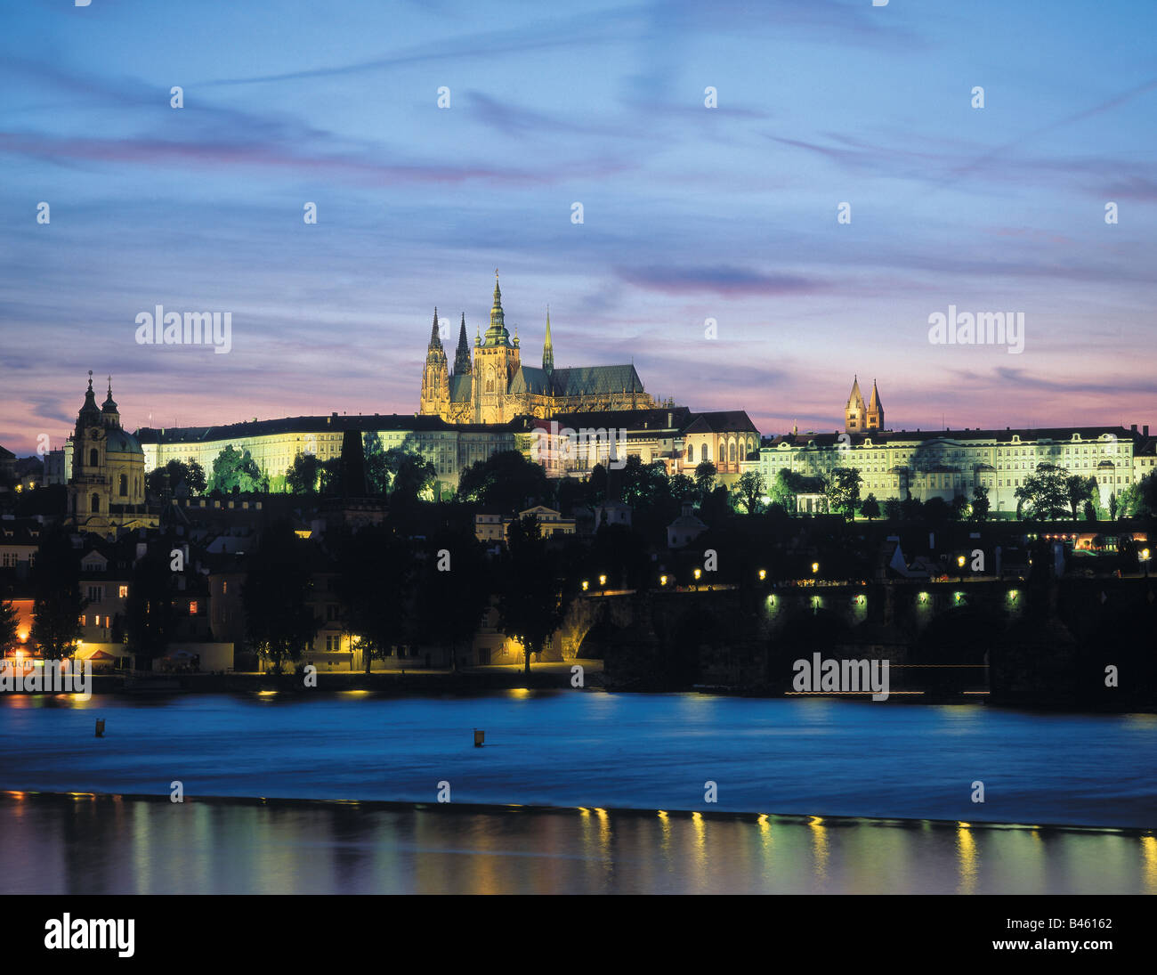 Prager Burg (Prazsky Hrad) mit St Vitus Cathedral mit Blick auf die ...