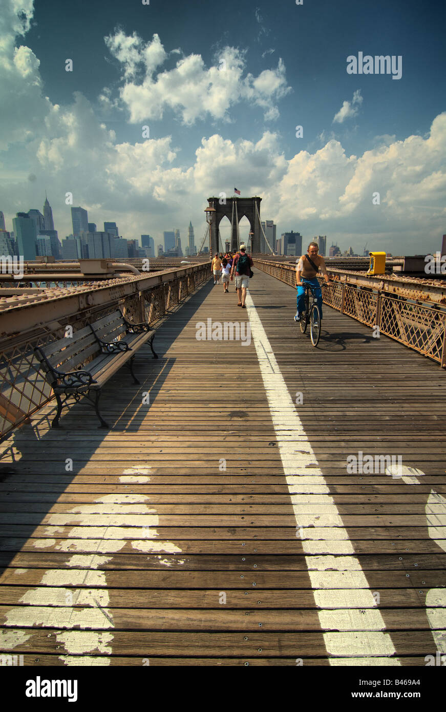 Der Gang über die Brooklyn Bridge in New York City hat getrennte ...