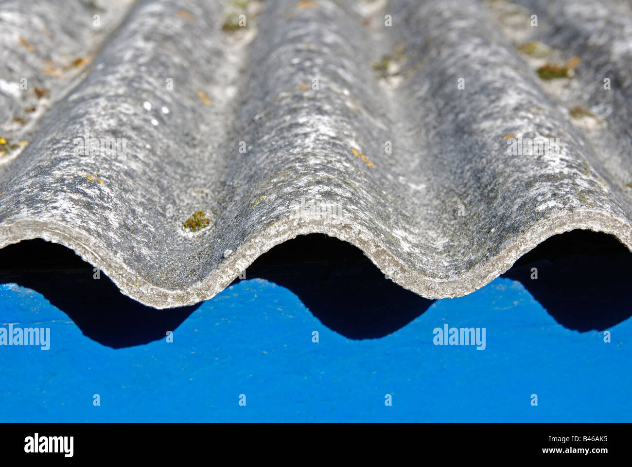 Corrugated sheet roof -Fotos und -Bildmaterial in hoher Auflösung – Alamy