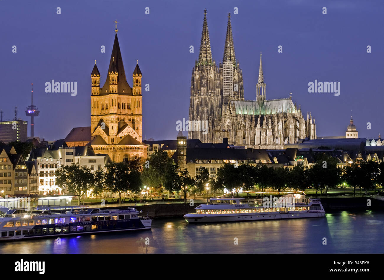 Großer St.-Martins Kirche und Kölner Dom am Rhein bei Nacht ...
