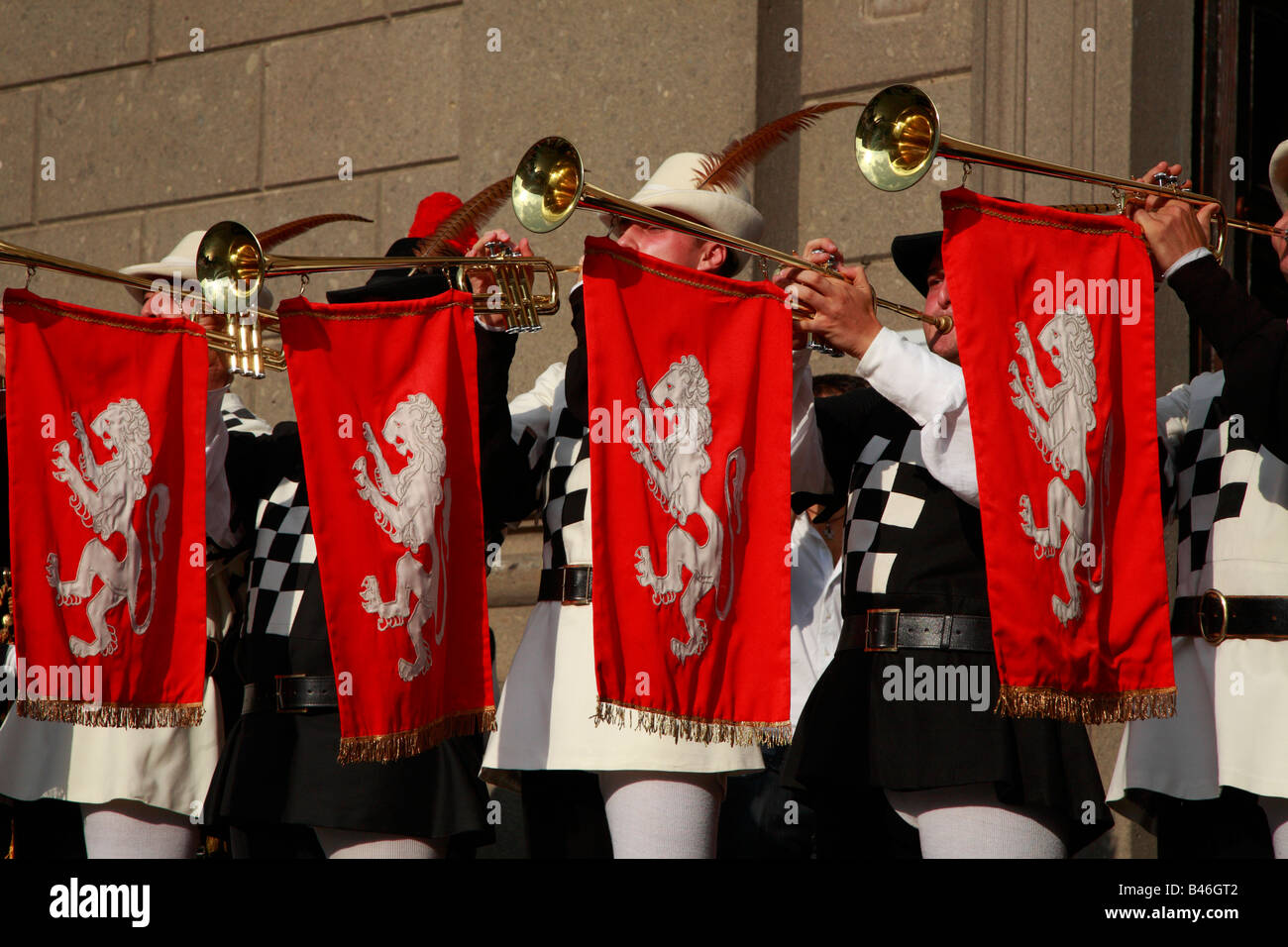 mittelalterliche Trompeter in einer Prozession Stockfotografie - Alamy