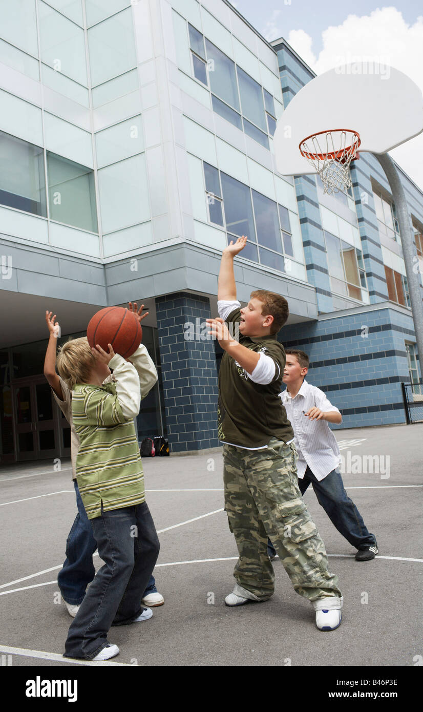 Jungs Spielen Basketball Stockfotos und -bilder Kaufen - Alamy