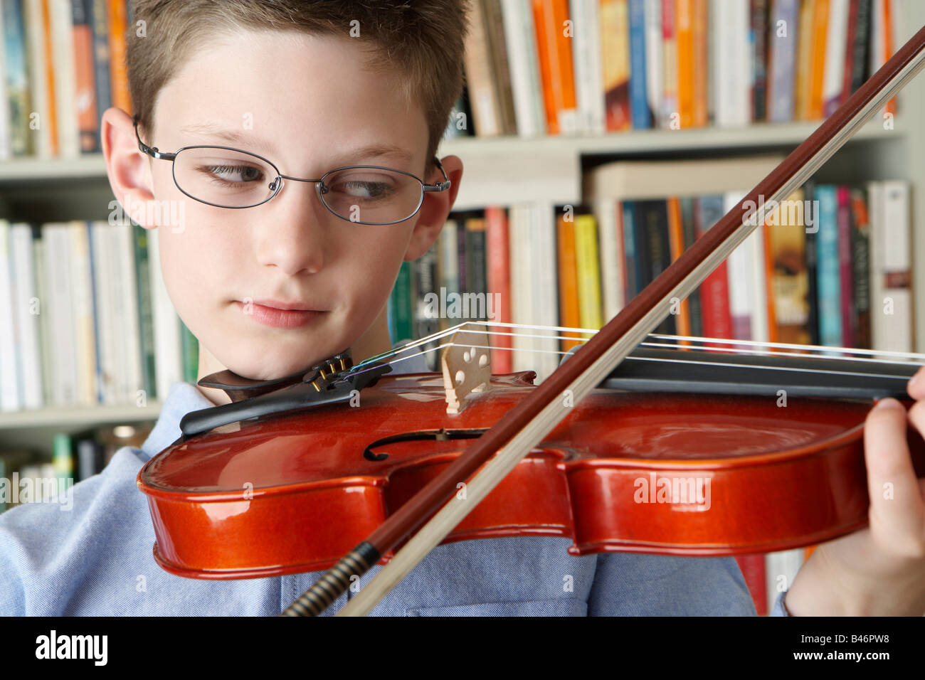 Geige Spielender Junge Stockfotos und -bilder Kaufen - Alamy