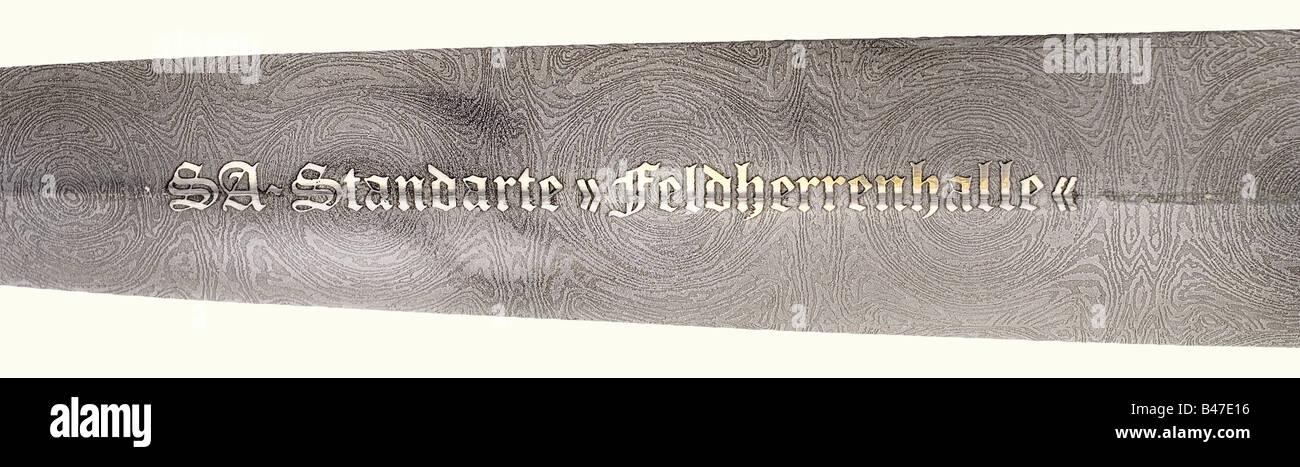 Ein SA-Ehrendolch, Klinge mit geätztem Damaskusmuster, vergoldetem ...